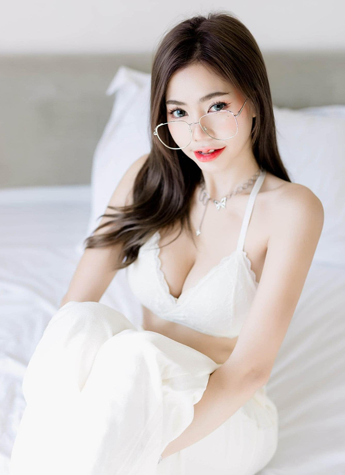 น้อง Fakfang พริตตี้ดาวรุ่งพุ่งแรง การันตรีความแซ่บแบบ 18+